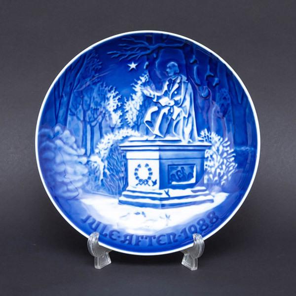 ビング・オー・グレンダールの1988年のクリスマスプレート『Hans Christian Andersen in the King's Garden（キングス公園のアンデルセンの像）』。1895年から続く歴史あるクリスマスプレート。1987...