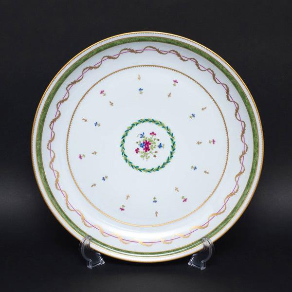 フランスのリモージュ地方の名窯、アビランドのヴューパリヴェールの32cmラウンドプラター。フランスのブローニュの森にあるバガデルの庭園をモチーフにデザインされたヴューパリヴェール。色とりどりの小花、ピンクと金彩のライン、グリーンの帯など、華...