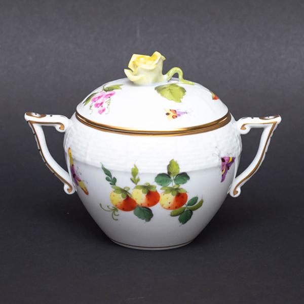 ハンガリーの名窯、ヘレンドの果物・野菜・昆虫柄（FRH）のシュガーポット。瑞々しい果物・野菜・昆虫などが描かれたシリーズ。絵柄的にはマーケットガーデン（FR）に似ていますが、パターンナンバーは"FRH"となっています。こちらのシュガーポット...