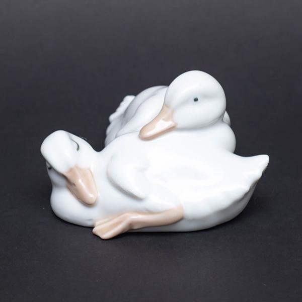 リヤドロの姉妹ブランド、NAOのフィギュリン『Two Ducks（2匹のアヒル）』。タイトルの通り、２匹のアヒルがピッタリと寄り添っています。ツガイでしょうか。その姿はとてもリラックスしていて、見ているこちらもほっこりとした気分になります。...