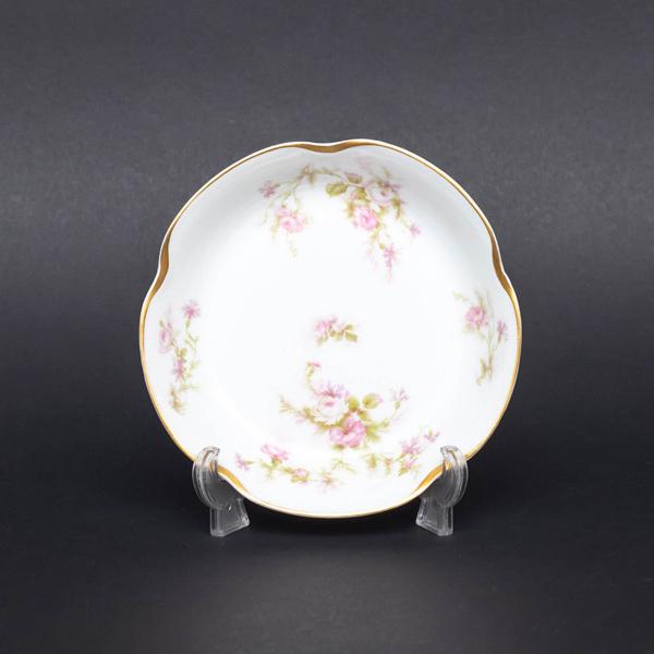 アビランドの薔薇柄（Schleiger 53）のフルーツボウル。アビランドは数百のパターンがあり、コレクターのArlene Schleigerがパターンブックにまとめました。こちらはその中で"Schleiger 53"に分類されれたもの。花...