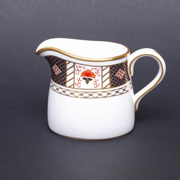 イギリスの名窯、ロイヤル・クラウン・ダービーのダービーボーダーのクリーマー。日本の伊万里様式にインスパイアされて生まれたイマリスタイル。コバルトブルー、ダービーレッド、ゴールドの組合せで描かれる絵柄はどれも存在感があります。ダービーボーダー...