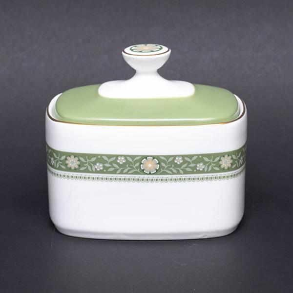 イギリスの名窯、ロイヤル・ドルトンのロンディレイのシュガーポット。落ち着いたグリーンの帯に同色で小花が描かれたシリーズ。やさしい絵柄と金彩の組合せが上品です。小物入れにもなりそうなかわいらしいデザインです。現在は廃盤になっています。■サイズ...