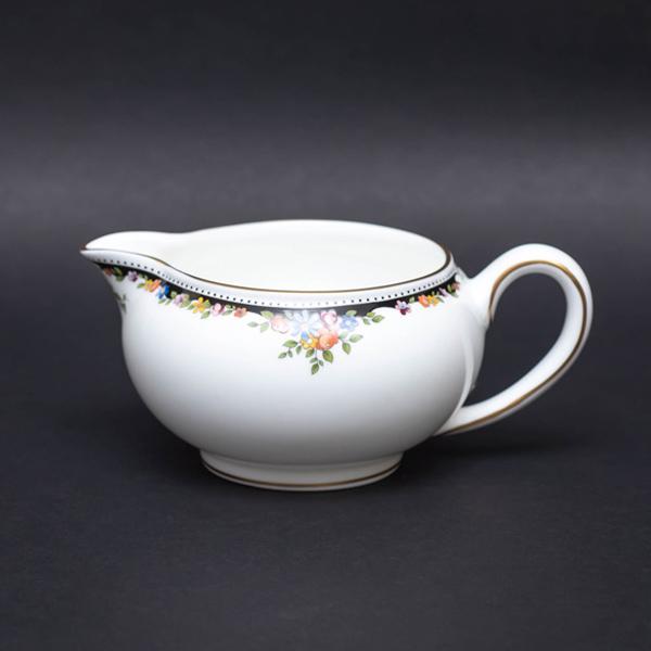 イギリスの名窯、ウェッジウッドのオズボーンシリーズのクリーマー。ヴィクトリア女王とアルバート公に建てられたイギリス王室の離宮オズボーン・ハウスの名前を冠したシリーズ。色とりどりの小花とブラックとゴールドの縁取りが上品です。現在は廃盤となって...