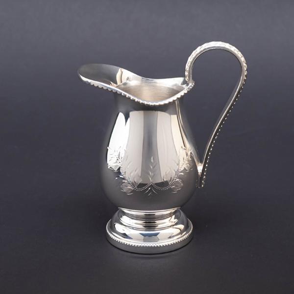 イギリスの老舗シルバーウェアブランド、マッピン＆ウェッブのマッピンプレートのミルクジャグ。側面に控えめなアカンサス装飾が施されただけのシンプルなデザイン。飽きのこない長く使える一品です。容量は250ml（満タン時）です。"マッピンプレート"...