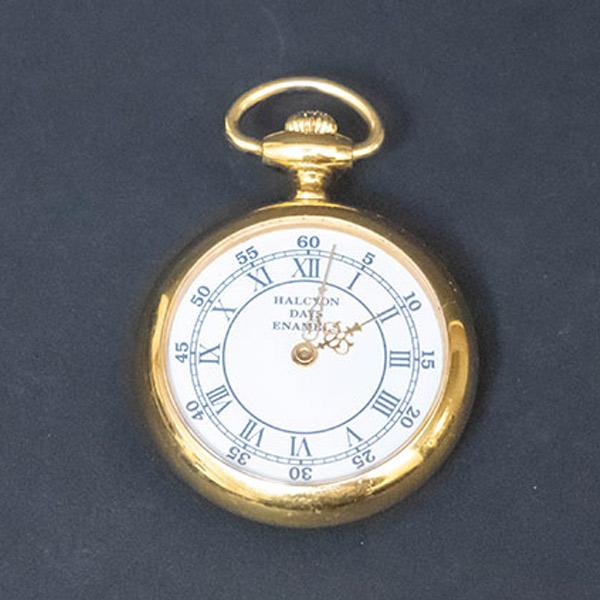 イギリス王室御用達、ハルシオン・デイズのフラワーブーケ柄の懐中時計。時計裏にはバラやチューリップなど、色とりどりの花が描かれています。時計は電池交換・動作確認済みです（ボタン電池1個で動作）。■サイズ横幅32 × 奥行10 × 高さ45mm...