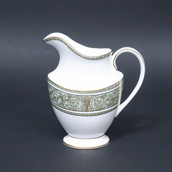 イギリスの名窯、ロイヤル・ドルトンのイングリッシュ・ルネサンスのクリーマー。セージグリーンの帯を背景にゴールドで植物模様が描かれた上品なシリーズ。流れるようなラインが美しいクラシックシェイプの一品です。■サイズ横幅124 × 奥行76 × ...