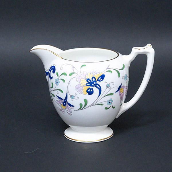 イギリスの名窯、コールポートのペイジェントの クリーマー。"Pageant（ページェント）"は"壮観な"という意味の言葉で、その名前の通り、美しく様式化されたオリエンタルな花柄が特徴のシリーズです。コロッとしたシルエットがかわいらしい一品で...