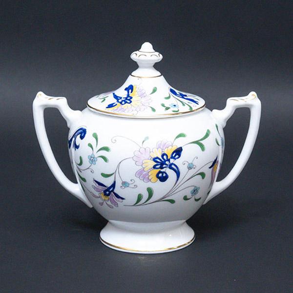 イギリスの名窯、コールポートのペイジェントのシュガーポット。"Pageant（ページェント）"は"壮観な"という意味の言葉で、その名前の通り、美しく様式化されたオリエンタルな花柄が特徴のシリーズです。1972〜1983年の期間製造されていま...