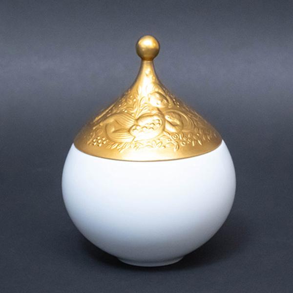 モーツアルトのオペラ『魔笛』の一場面をレリーフで再現した、ローゼンタールの代表作、魔笛（ゴールド）のシュガーポット。デザインはデンマークの芸術家ビョルン・ウィンブラッド（1918〜2006）。線画でも色絵でもなく浮き彫りだけで再現されたレリ...