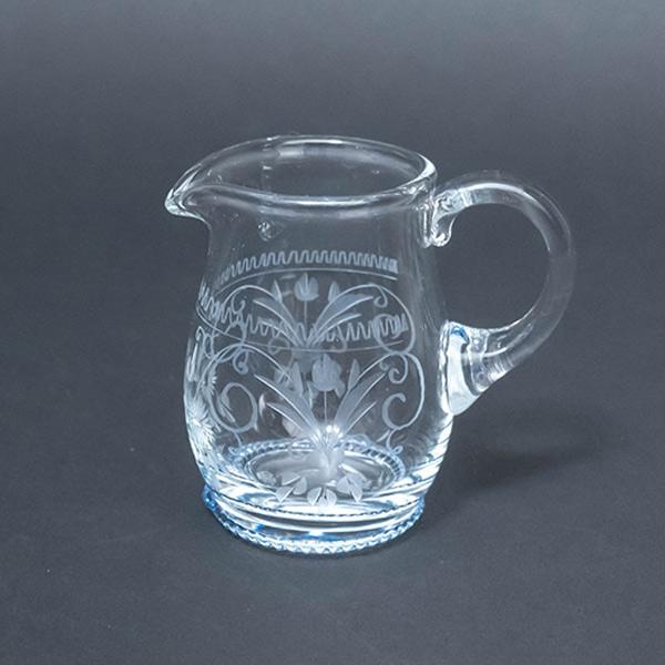 ドイツの名窯マイセンとドイツのガラスの名門テレジアンタールがコラボレーションしたバッカス グラヴィールのクリーマー。"グラヴィール"とはガラス表面に彫刻する技法のことで、テレジアンタール伝統の小鳥の花の模様が描かれています。こちらは珍しいク...