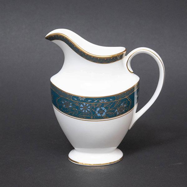 英国が世界に誇る最大級の陶磁器メーカー、ロイヤル・ドルトンのカーライルシリーズのクリーマー。スコットランド生まれの思想家カーライルに由来して名付けられました。深みのあるピーコックブルーにゴールドで描かれた花々は、まるで日本の蒔絵を連想させる...