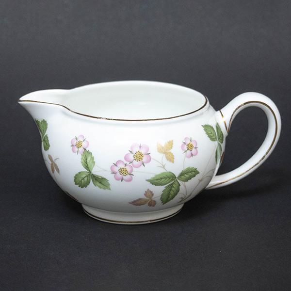 ウェッジウッドの人気シリーズ、ワイルドストロベリーのクリーマー（Sサイズ）。ワイルドストロベリーは2015年で誕生50年を迎えた人気のシリーズ。コーディネート次第でフォーマルからカジュアルにも対応できるので、初めてのコレクションに取り入れや...