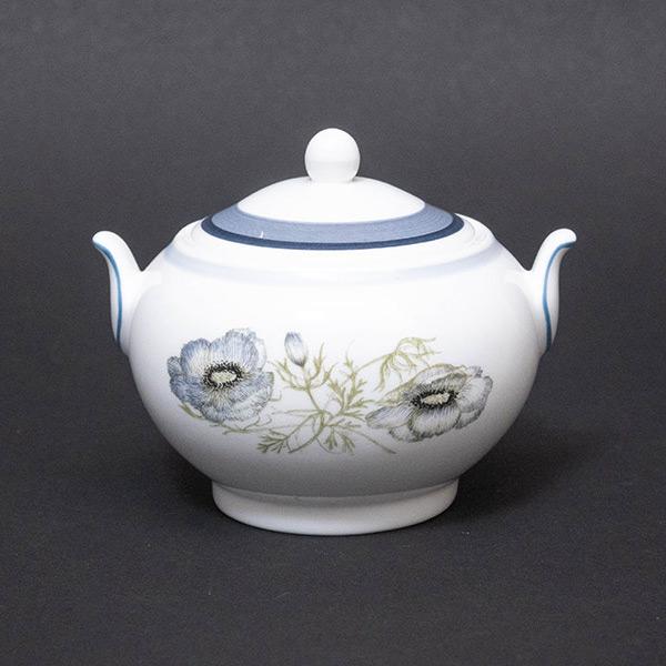 イギリスの名窯、ウェッジウッドのグレンミストのシュガーボックス（Sサイズ）。イギリスの陶器デザイナー、スージー・クーパーのデザインをウェッジウッドが復刻した人気シリーズ。"グレンミスト（GLEN MIST）"とは"谷間の霧"という意味で、青...