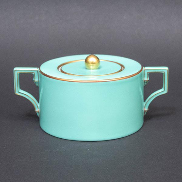 イタリアの名窯、リチャード・ジノリのアマデウス（ジャーダー）のシュガーポット。伝統のインペロシェイプに鮮やかな色使いと金彩を組合せたモダンなシリーズ。こちらは"Jarder（ジャーダー）"といって翡翠をイメージしたカラーになっています。デザ...