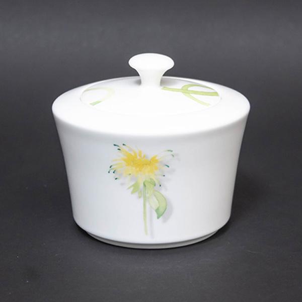 ドイツの名窯、フッチェンロイターのラビニアのシュガーポット。ボディ全体に大きく植物を描くシリーズ。こちらのシュガーポットに描かれているのはタンポポではないかと思います。シンプルで他のシリーズとも合わせやすい一品です。■サイズ直径100 × ...