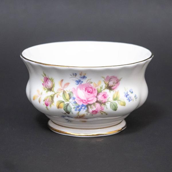 イギリスの名窯、ロイヤル・アルバートのモスローズのオープンシュガー。同名の薔薇の名前を冠したシリーズ。ブルーの小花を背景にやさしいピンクのモスローズが描かれています。大ヒットしたオールドカントリーローズに比べると控えめで繊細な雰囲気に仕上が...