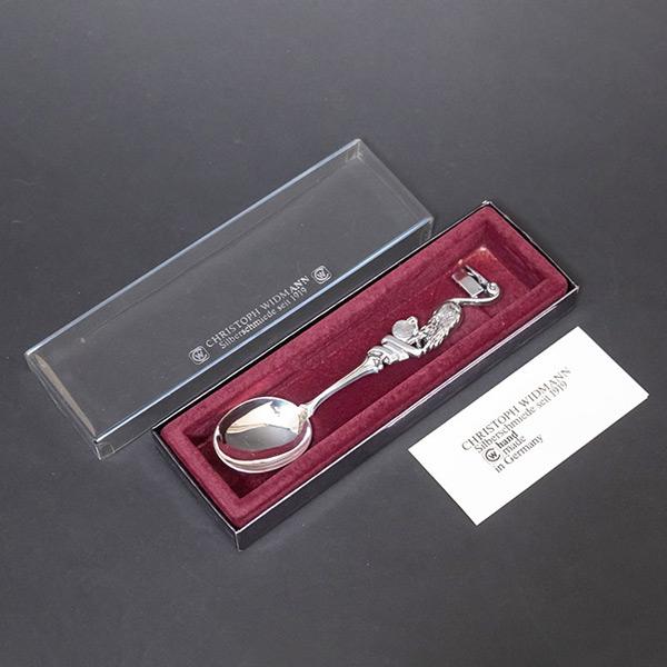 西ドイツの老舗銀器メーカー、クリストフ・ウィドマンのバースデースプーン（Sサイズ）。コウノトリがモチーフになったシルバープレートのスプーン。ヨーロッパでは赤ちゃんが産まれた際に幸福のお守りとして銀のスプーンを贈る習慣があるそうです。コウノト...