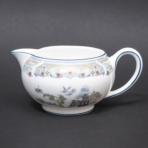 イギリスの名窯、ウェッジウッドのチェイニーズレジェンドシリーズのクリーマー。伝統的なウィローパターンがウェッジウッドによって新しく生まれ変わりました。図柄のモチーフになった中国の古い悲哀物語がシリーズ名の由来になっています。シノワズリーなデ...