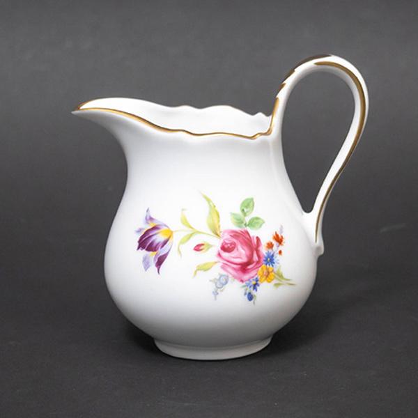 ババリア（オスカー・シャーラー）のマイセンガーデンシリーズのクリーマー。ババリアとはドイツのバイエル地方のことで、数多くの陶磁器メーカーが集まっていました。オスカー・シャーラー社もそのひとつ（のちにウィンターリング社が買収）。ドイツの花が器...