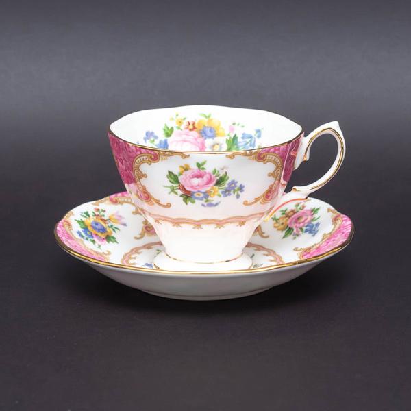 イギリスの名窯、ロイヤル・アルバートのレディーカーライルのティーカップ＆ソーサー（マルバーン）。ブルーベル、忘れな草、薔薇など、色とりどりの花々と金彩の組合せが華やかなシリーズ。薔薇、スクロール模様の金彩など18世紀のロココスタイルに仕上が...