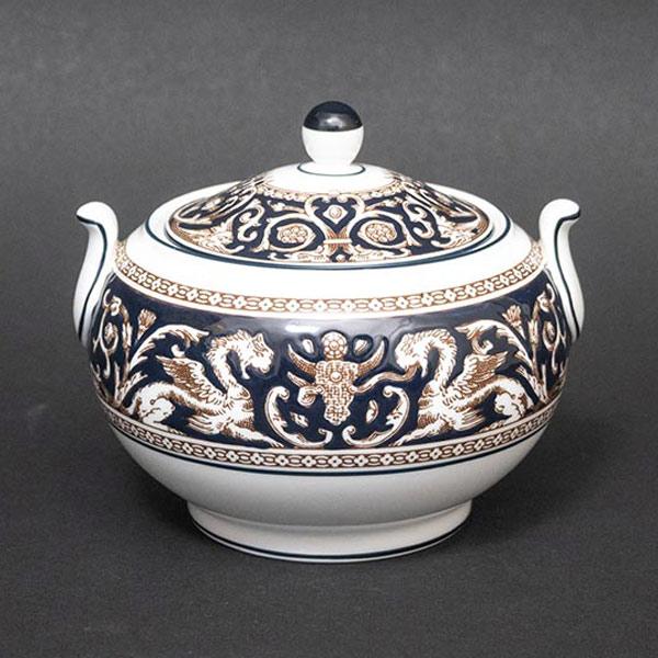 イギリスの名窯、ウェッジウッドのフロレンティーンダークブルーのシュガーボックス（Lサイズ）。ウェッジウッドを代表するパターンのひとつであるフロレンティーン。19世紀後半から続く歴史あるパターンですが、さまざまなカラーバリエーションが存在しま...