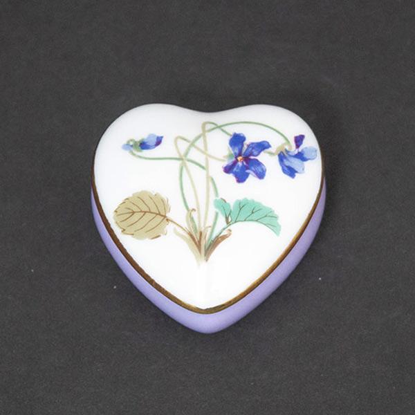 フランスのリモージュ地方の名窯、アビランドのアンペラトリス・ユージェニーのハートボックス（小物入れ）。ナポレオン3世の皇后ユージェニーから依頼を受け、白磁に薄紫のスミレをデザインしたシリーズ。現在もエリゼ宮で使用されていいます。こちらはハー...