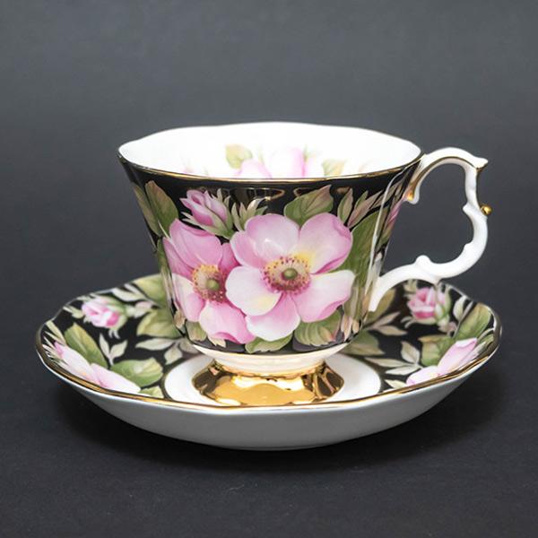 ロイヤル・アルバートのプロヴィンシャルフラワーズシリーズのドッグウッドのティーカップ＆ソーサー。"Previncial Flowers（地方の花）"の名前の通りカナダ12州の州花が描かれたシリーズ。こちらはアルバータ州の州花のパシがワイルド...