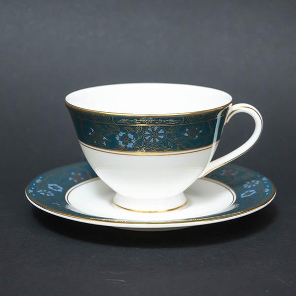 イギリスの名窯、ロイヤル・ドルトンのカーライルのティーカップ＆ソーサー（ロンド）。スコットランド生まれの思想家カーライルに由来して名付けられました。深みのあるピーコックブルーにゴールドで描かれた花々は、まるで日本の蒔絵を連想させるようなシッ...