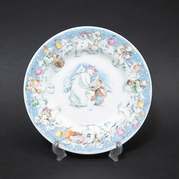 ロイヤル・ドルトンのスノーマンギフトコレクション（パーティーテイム）の17cmプレート。レイモンド・ブリッグズの名作絵本『スノーマン』をテーマにしたシリーズ。こちらのパーティータイムには、少年とスノーマンたちが楽しく踊るシーンが描かれていま...