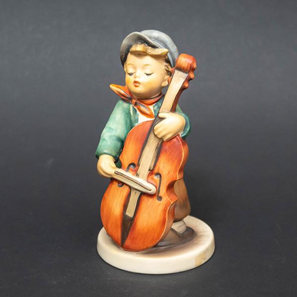 『Sweet Music（甘美な音楽）』と題されたゲーベルのフンメル人形（陶器人形）。リラックスしたカッコウの少年が大きなチェロを弾いています。原題は"Zum Tanz（ダンス）"で、甘美な音楽につられて思わず踊り出しちゃうってことなのでし...