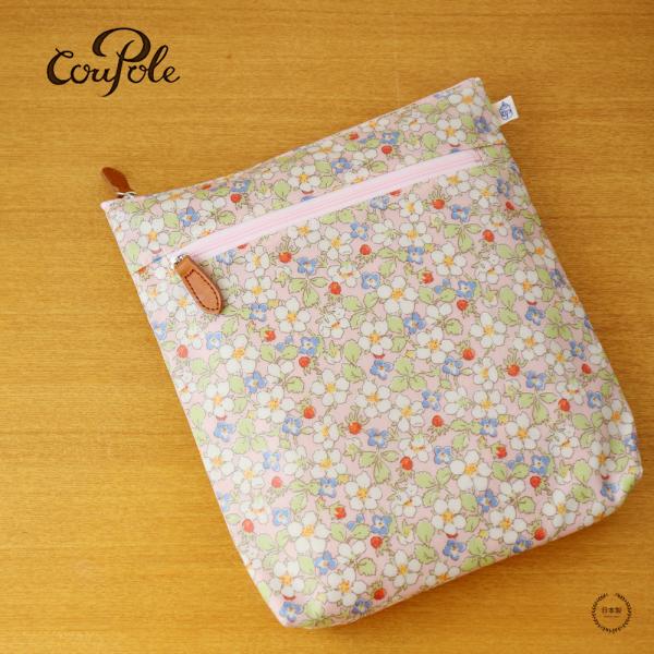 水や汚れに強い！リバティプリントが目を惹く、バッグにもなる万能ポーチLIBERTYの雰囲気に合わせて、ファスナーつまみ、金具留めには本革を使用。高級感あるすてきなポーチです。荷物の多い方にぴったりのLサイズ。 長財布やタブレットだってすっぽ...