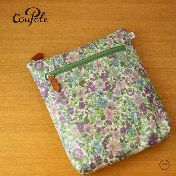 水や汚れに強い！リバティプリントが目を惹く、バッグにもなる万能ポーチLIBERTYの雰囲気に合わせて、ファスナーつまみ、金具留めには本革を使用。高級感あるすてきなポーチです。荷物の多い方にぴったりのLサイズ。 長財布やタブレットだってすっぽ...