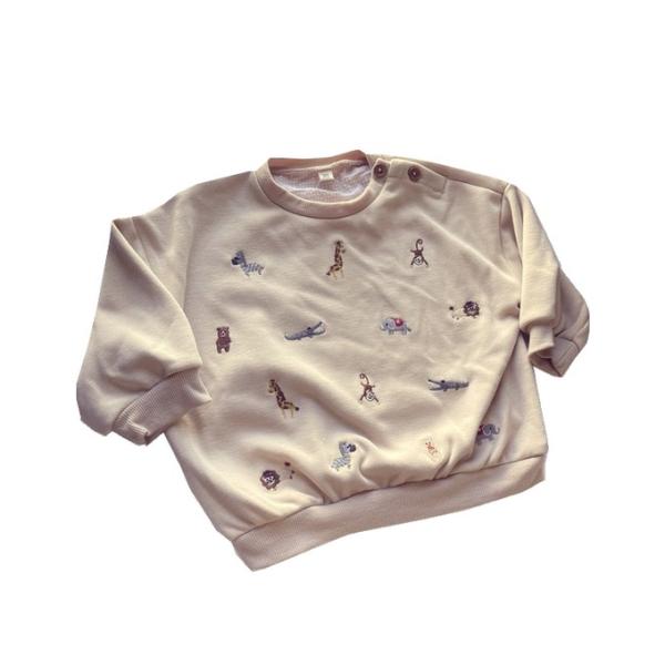 動物に興味を持ち始めるベビーにぴったりなデザインかわいいアニマルたちが刺繍された裏起毛のトレーナー肌ざわりがよく、まるで着る毛布のようなあたたかさお子様に動物さんのお話をしながらお着替えしたり知育にもぴったり身近なお洋服でたくさんの動物を覚...