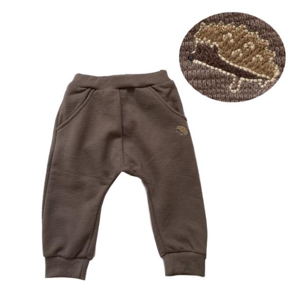 ちょこんと可愛いハリネズミの刺繍入りリブパンツサイドにポケット付き後ろポケットもキュート裏起毛であったかいから寒い季節におすすめ保育園でのお着替えにも♪何かと汚しがちなボトムスは何枚あっても嬉しいですねゆとりある履き心地【カラー】モカ【サイ...