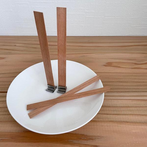 キャンドル作りには欠かせない”芯”長さ13cmの木芯2枚と台座金具1個のセットです。木芯は炎が大きく、太い（表面積の広い）キャンドルに最適です。台座付きなのでキャンドル作り初めての方にもおすすめ！エッセンシャルオイルを使ってアロマキャンドル...