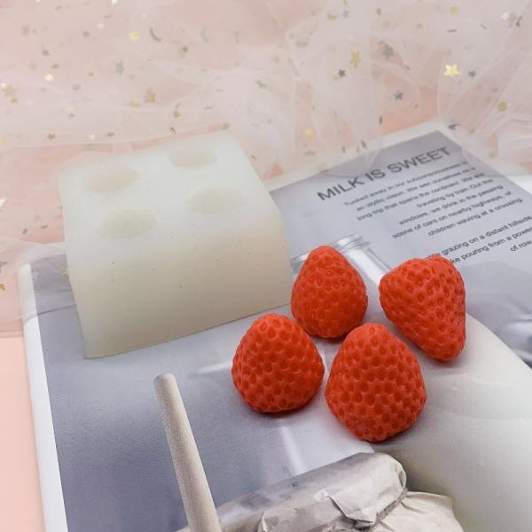 【手作りキャンドル用】シリコンモールド苺のキャンドルが４個作れます。手作りケーキのフェイク苺にも利用可シリコンモールドは何度でも使えて経済的です。細目の綿芯を使ってください。飾るのはソイワックスでもいいのですが色艶・燃焼時のワックスの溶け具...