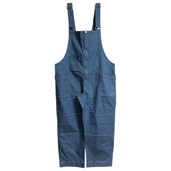 王道のデニムのオーバーオール。ポケットや膝部分に配色ステッチが入っているので、シンプルでありがなら立体的にうつるギミックをきかせています。製品洗いのため、古着のような馴染んだ質感も魅力。フロントZIPも長くとっているので、使いやすさも抜群。...