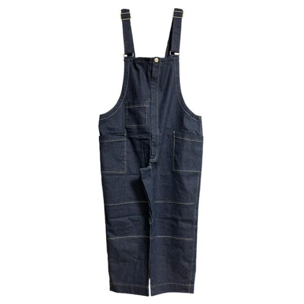 王道のデニムのオーバーオール。ポケットや膝部分に配色ステッチが入っているので、シンプルでありがなら立体的にうつるギミックをきかせています。製品洗いのため、古着のような馴染んだ質感も魅力。フロントZIPも長くとっているので、使いやすさも抜群。...