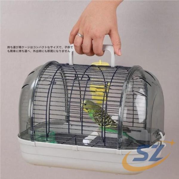 鳥用キャリー グレー ブラウン ブルー◆ロック付き大型扉出し入れや掃除をする際に、使い勝手のいい大きな正面扉。ロック付きなので、小鳥が扉から逃げ出すこともありません。◆通気性抜群ケージの中心部は金網になっているため、通気性がよくケージ内の空...