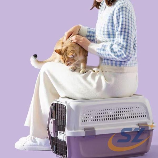 ハウス・キャリーとして使用できるキャリーです。おでかけにも、普段使いにも便利です。天面扉は開きで、上からのペットの出し入れに便利です。お留守番や長時間移動も安心の食器付き。底が深い構造なので、こぼれにくいです。汚れても水洗いできて、いつでも...
