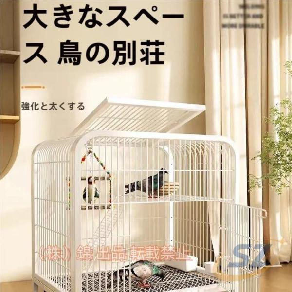 衝撃に強い金網素材で作られており、耐久性があり長持ちします。鳥かごは、広々とした空間で鳥が快適に過ごせる大型バードゲージです。ルームエリアを分けられるため、複数の鳥を飼っている方に最適なインコケージです。鳥かごの下に設置されたローラーにより...