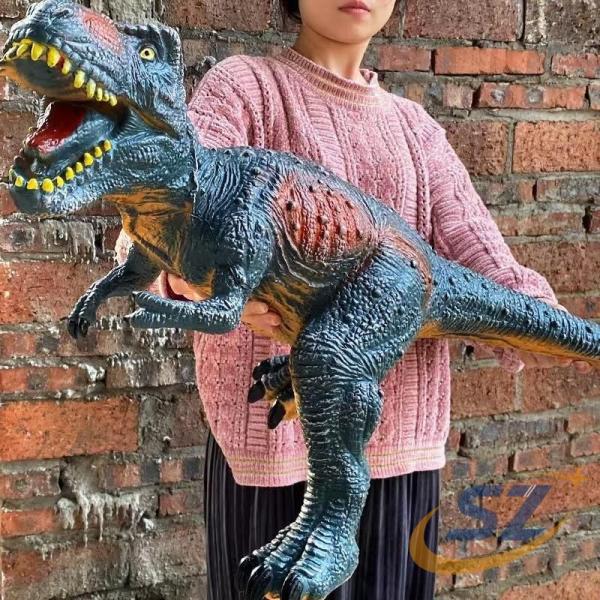 サイズ高さ約39.5cm×縦約73cm×横約33cm重量約1000g素材 ゴム、プラスチック、人工綿※お腹のボタンを押すと音が流れます（中国語）。恐竜の鳴き声もありますが、必要ない場合緑のボタンを外してもらったら綿があるだけですので問題なく...