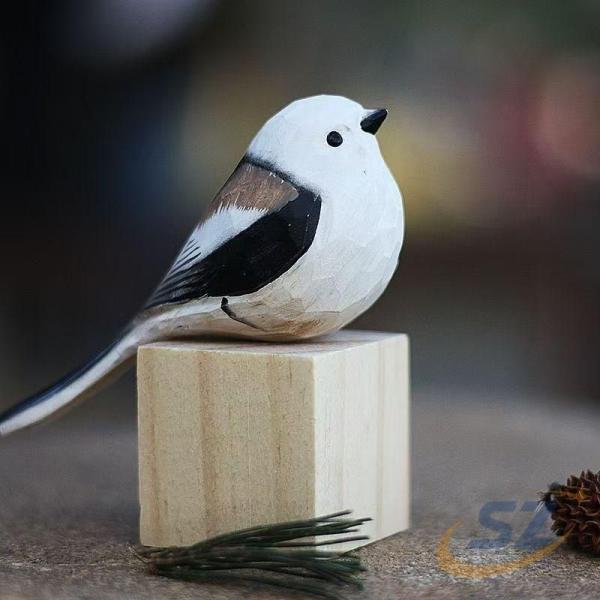 ●仕様：木彫り鳥型のオーナメント、●素材：しなのき。●プロセス：手彫り、研削と表面が着色する。●スタイル（含まれるもの）：エナガ、4*4*4cm松木ベース一つ付き。●サイズ：高さ約4cm、幅4cm、長さ11cm。●デザイン：(1)鳥の形に合...