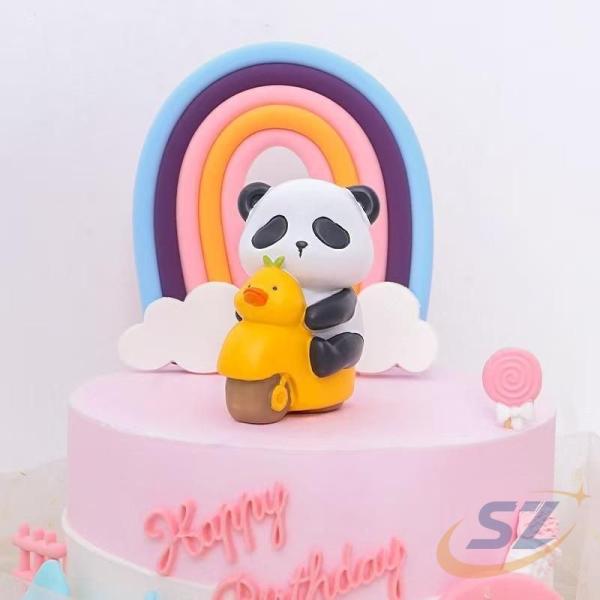 かわいい自転車に乗ったパンダの置き物！ケーキトッパーとして華やかなパーティーを演出！インテリアやガーデニングのアクセサリーとしても活用可能！玄関やリビングなどのインテリアに最適です。パンダ好きの方へのプレゼントにもおすすめ！ユニークで笑顔に...