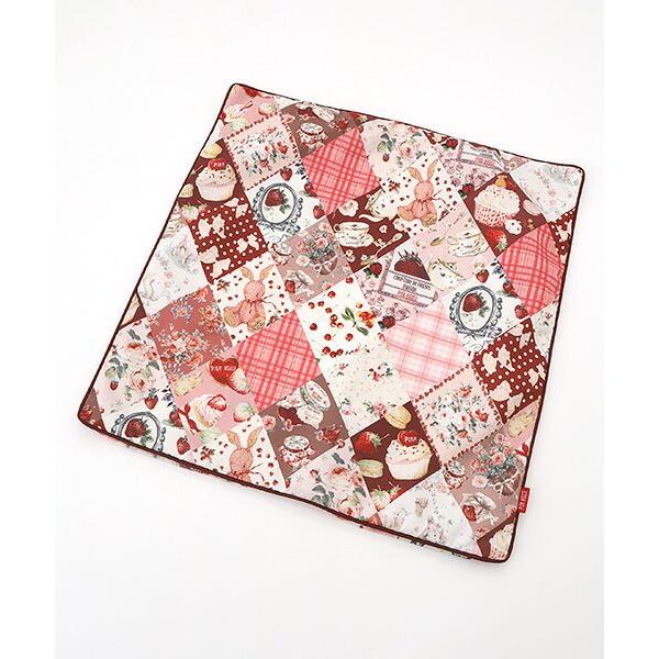 【発売日：2026年03月03日】【カテゴリ】レディース > インテリア・生活雑貨… > インテリア・インテリ…【カラー】アカ系【サイズ】F【実寸(cm)】 縦 横F 46.5 46.0【素材】ポリエステル100%【製造国】-【...