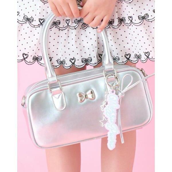 【発売日：2026年03月12日】【カテゴリ】キッズ > バッグ > ショルダーバッグ【カラー】ライトピンク/シルバー【サイズ】F【実寸(cm)】F : 対象 ジュニア H×W×D×持ち手上り 12.5×25×10×14 肩ひも...