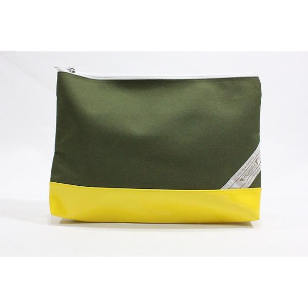 ボディに600デニールのポリエステル生地を使用。裏面にはPVC加工がされています。底面にはエナメルを使用し素材感の違いがポップな印象です。バッグインバッグとしてもお使いいただけますが、クラッチバッグとしてもお使いいただけます。