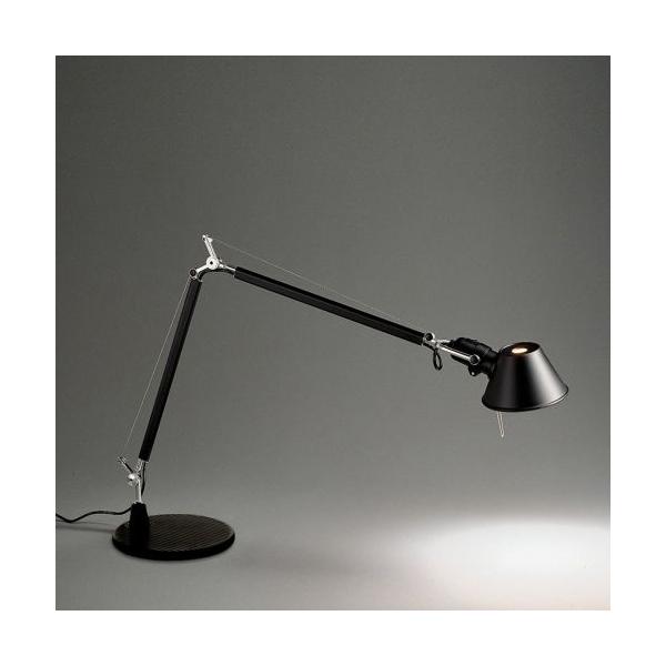 1987年、ミケーレ デ ルッキ が ジャンカルロ ファッシーナ とともにアルテミデのためにデザインした「トロメオ(Tolomeo) 」は、すぐにベストセラーとなり、今日まで続く協力関係を築きました。伝統的なバランス型アームランプからインス...