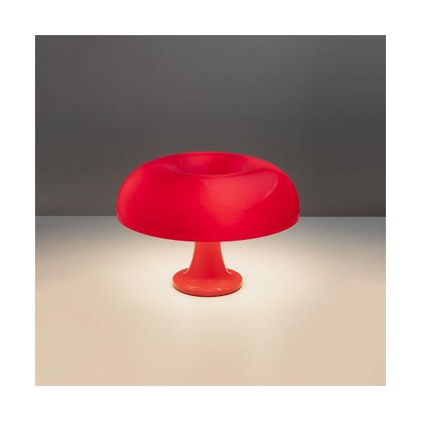 60年代のイタリアンデザインを象徴する作品です。この年代は、初めてプラスティックを使用することでデザインが国内の風景を変え、モダンなモノが溢れた10年でした。自然からインスピレーションを得た、表情豊かなそのフォルムは、ベース部から立ちのぼっ...